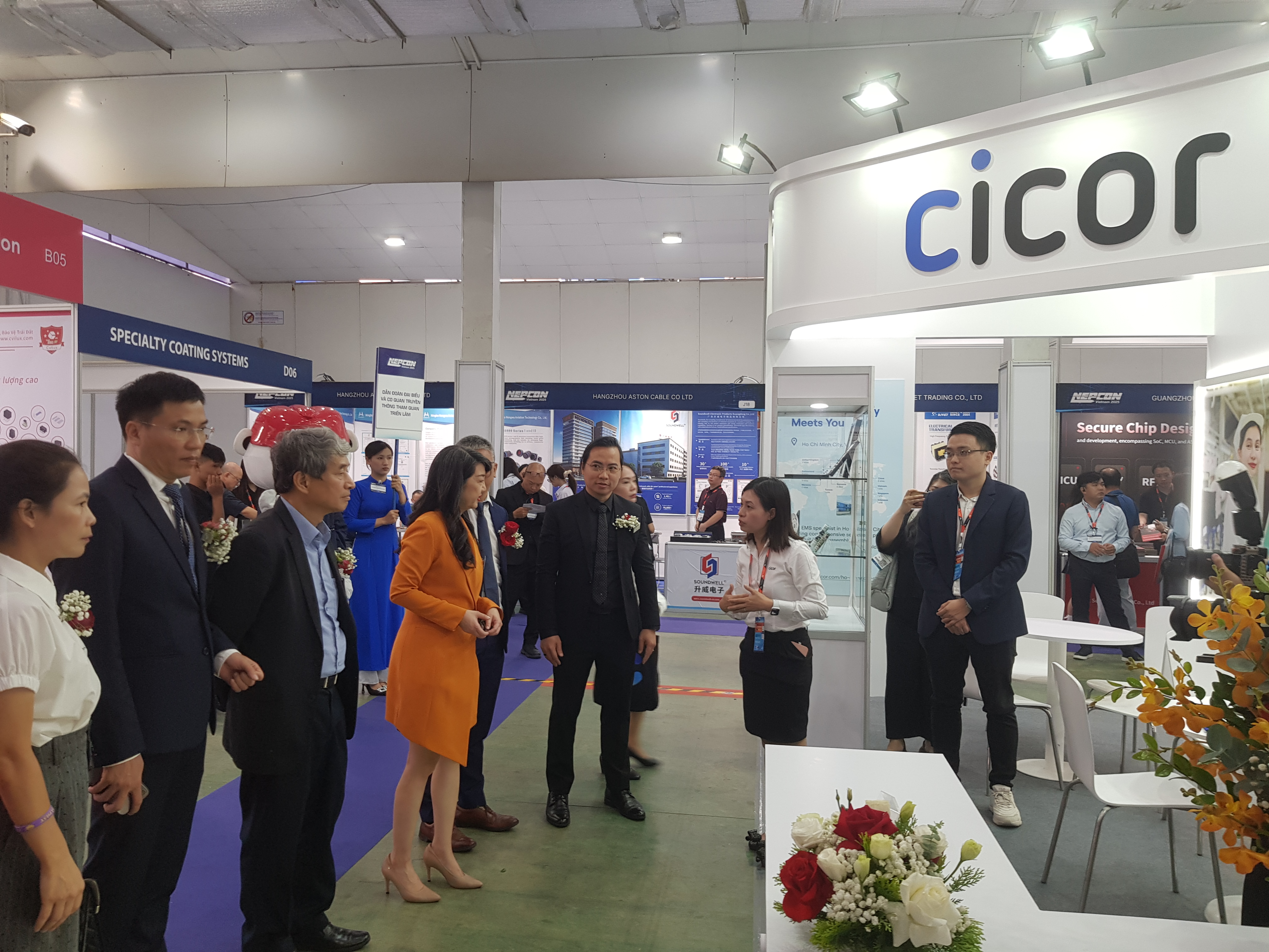 Inauguran en Hanói la Feria-Exposición de la Industria Electrónica ...