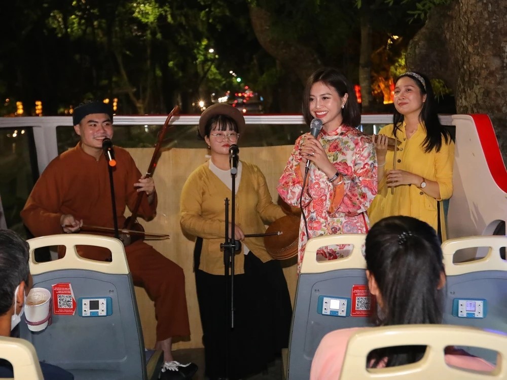 “Xam on the bus”: where tradition meets the pulse of modern life