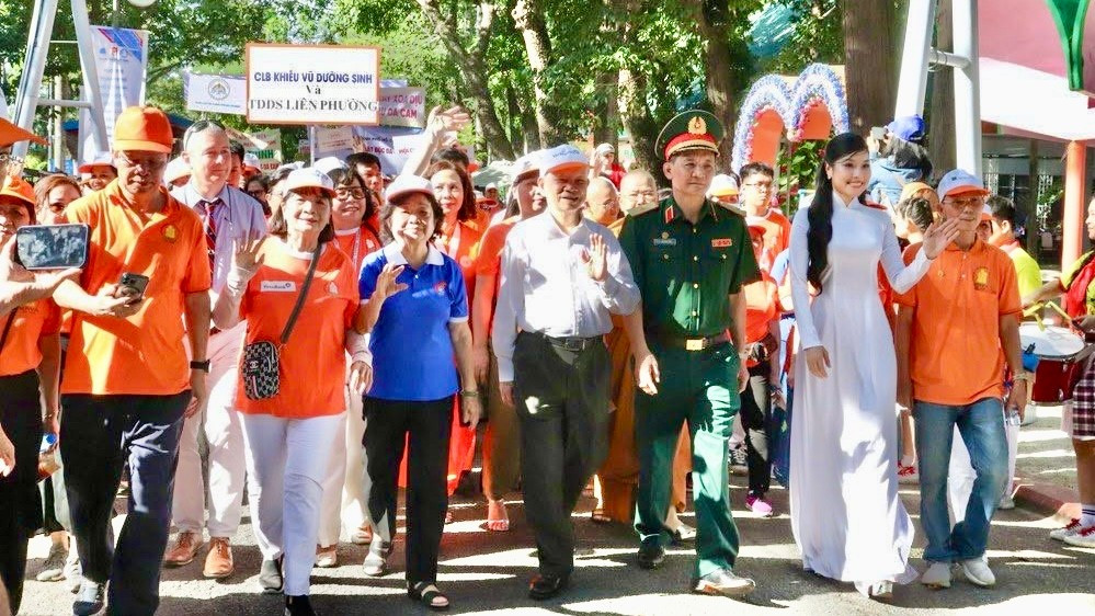 Over 5,000 join walk for victims of Agent Orange/Dioxin