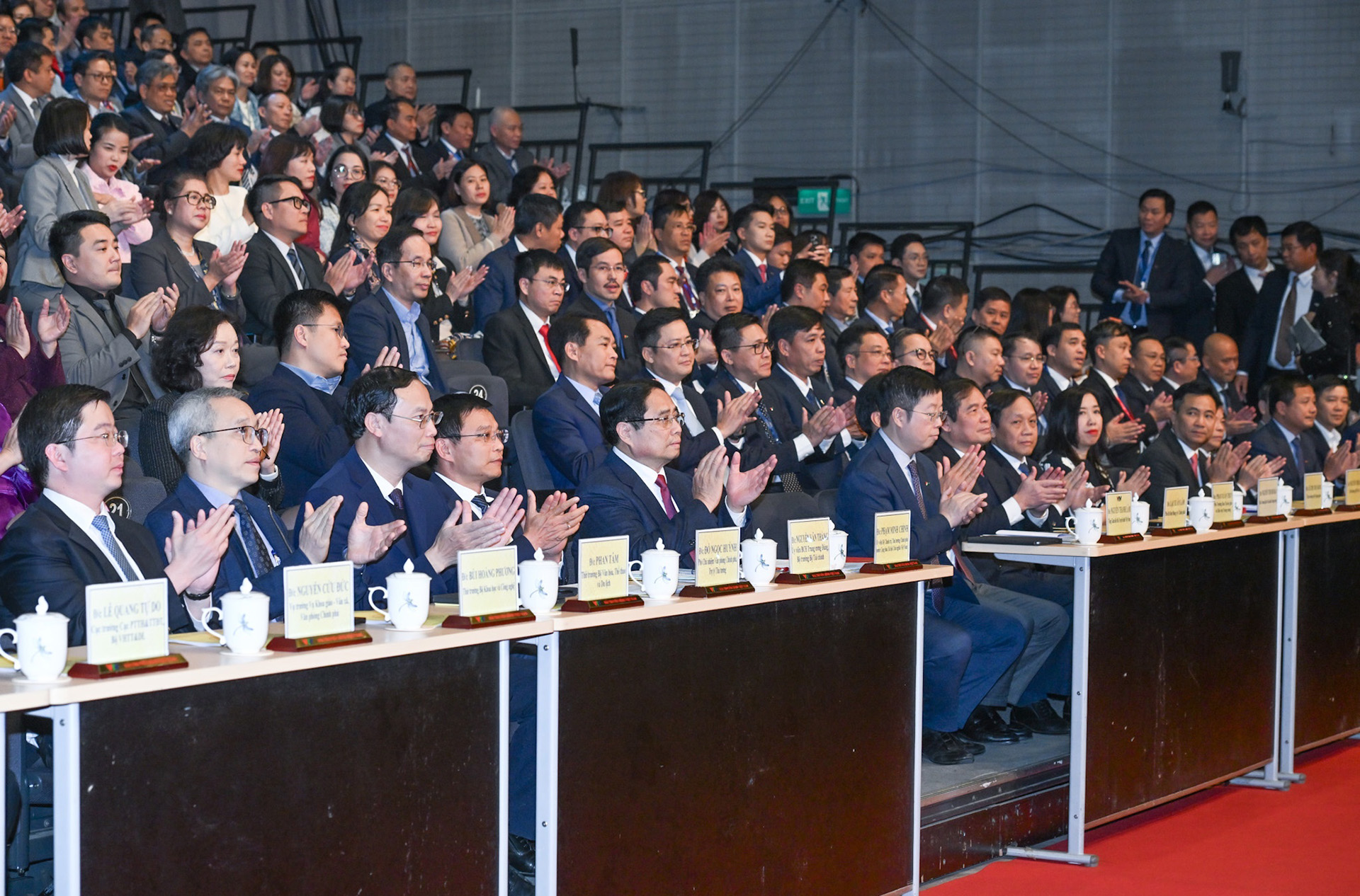 Prime Minister urges VTV to enhance professionalism, promote its brand