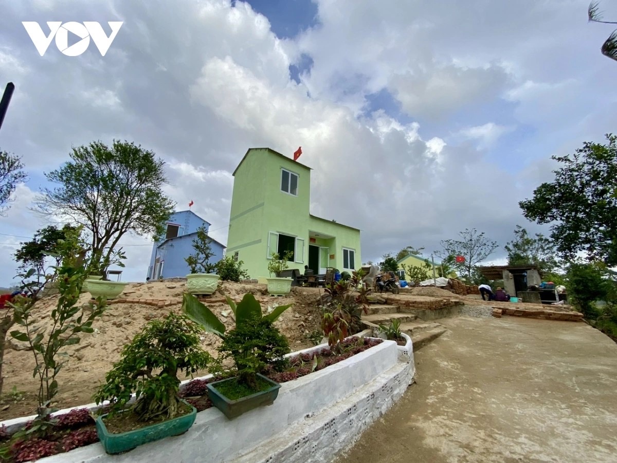 Military Region 5 hands over 96 houses to flood victims in Dak Lak