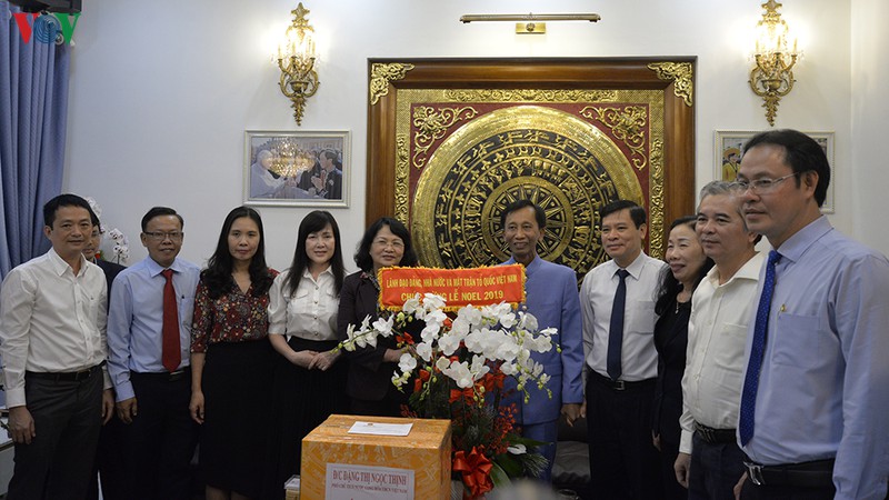 Vize-Staatspräsidentin Dang Thi Ngoc Thinh besucht Katholik Le Duc Thinh